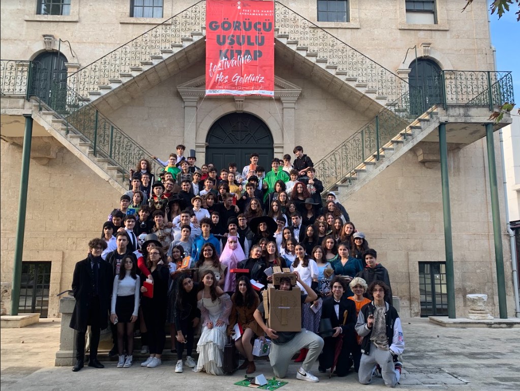 tac, kitap, şenlik, görücü usulü